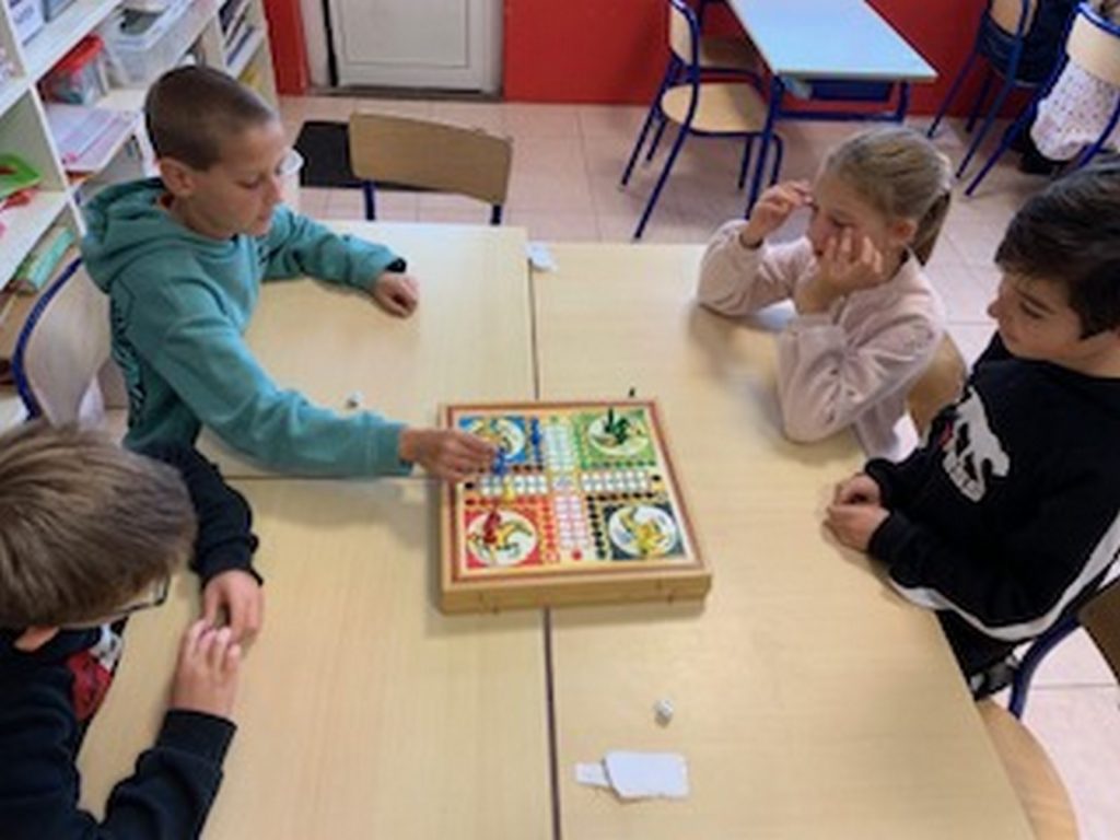 Les CE2/CM1 jouent en classe ! | Ecole Saint Joseph