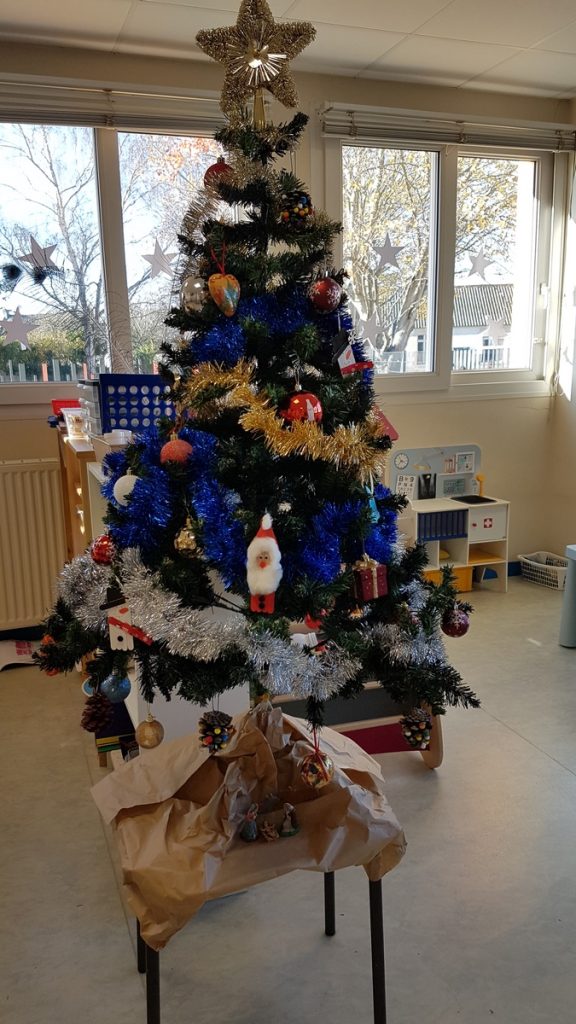 En classe de Ms-Gs, les élèves décorent leur sapin | Ecole Saint Joseph